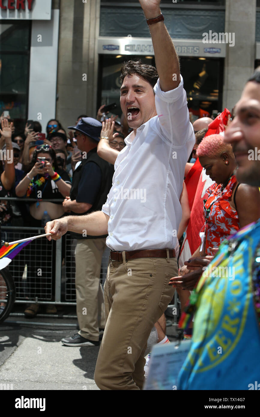 Trudeau costume -Fotos und -Bildmaterial in hoher Auflösung – Alamy