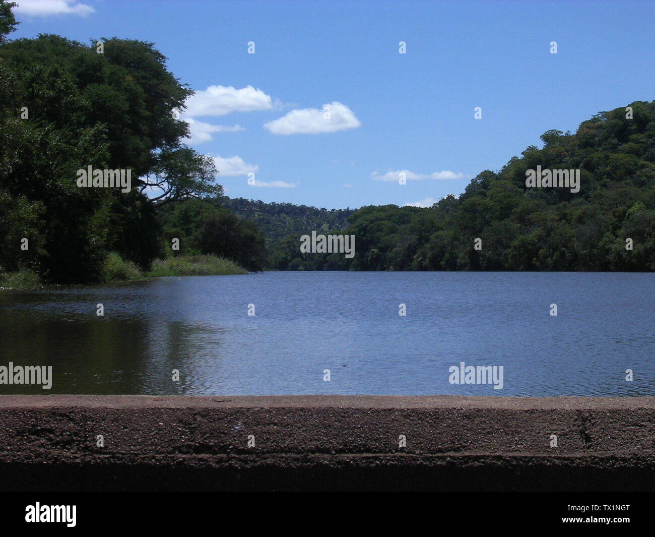Insiza river am croft weir -Fotos und -Bildmaterial in hoher Auflösung ...