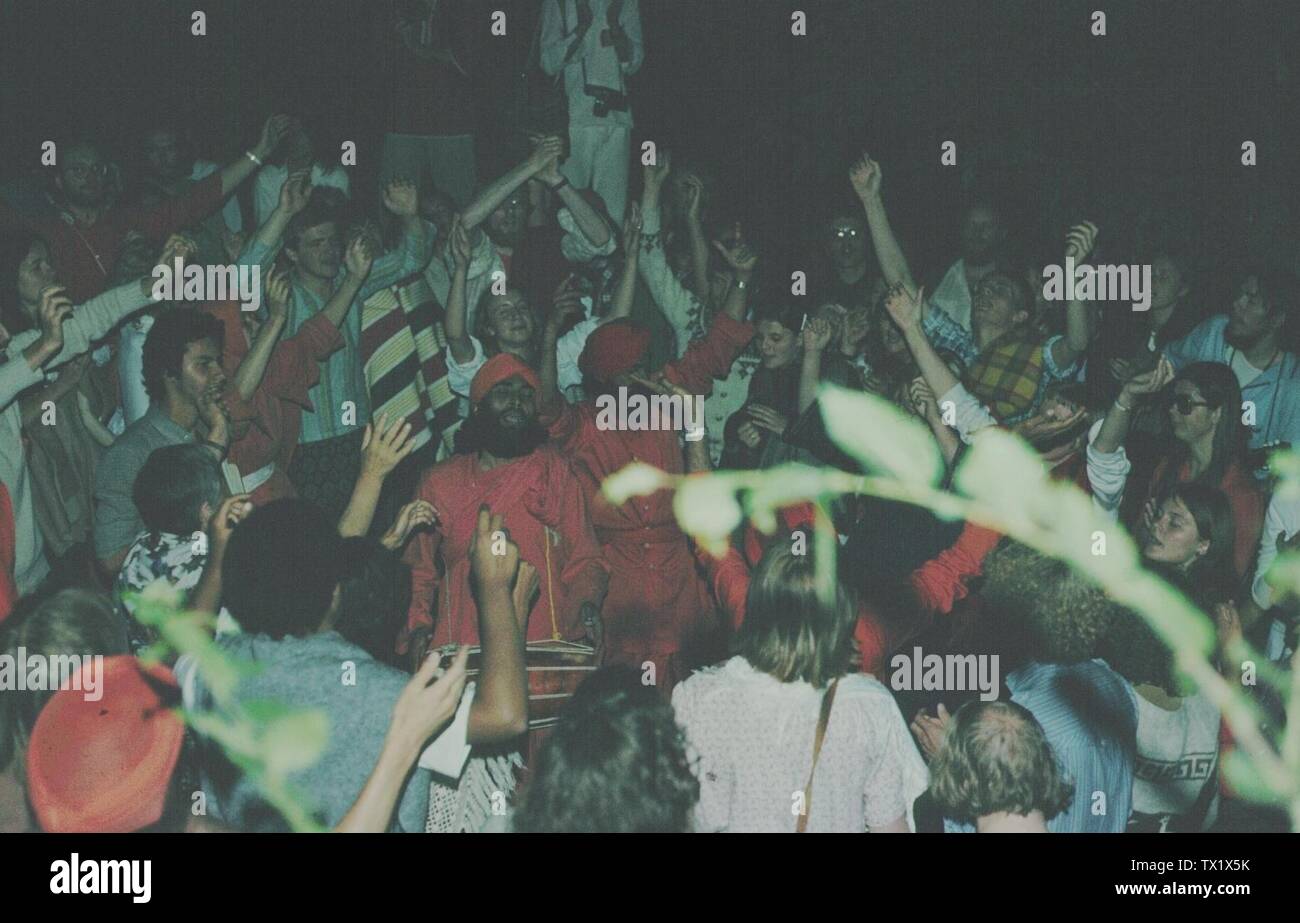 Historisches Foto, das eine Gruppe von Ananda Margis darstellt, die ...