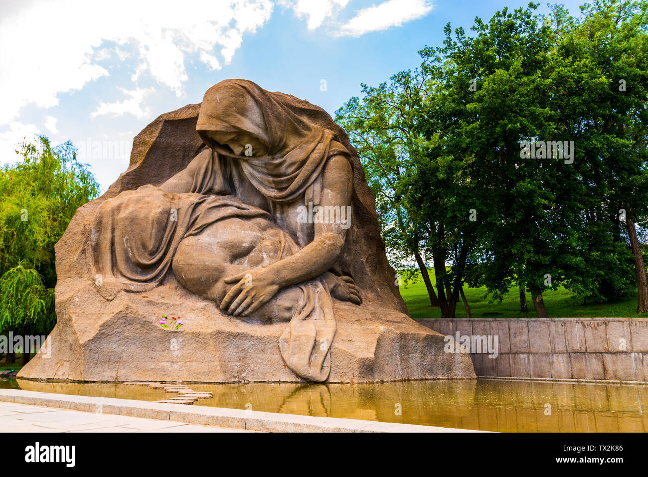 Trauernde mutter mutterland -Fotos und -Bildmaterial in hoher Auflösung – Alamy
