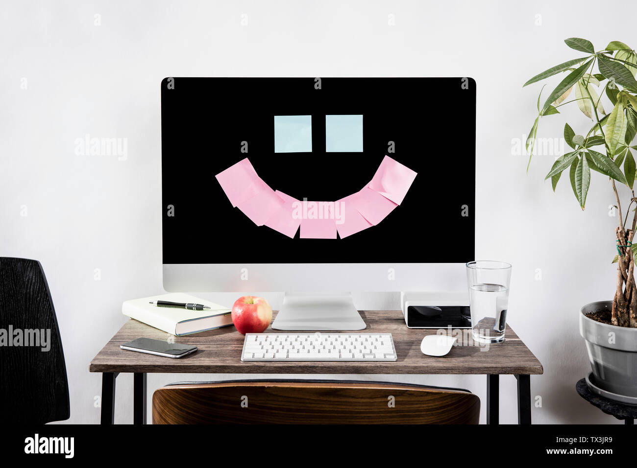Smiley mit dem handy telefonieren -Fotos und -Bildmaterial in hoher ...