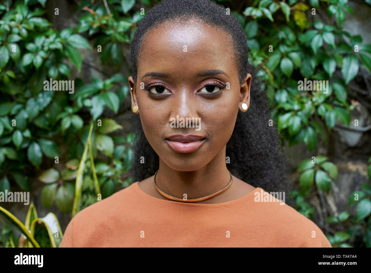Creeping woman -Fotos und -Bildmaterial in hoher Auflösung – Alamy