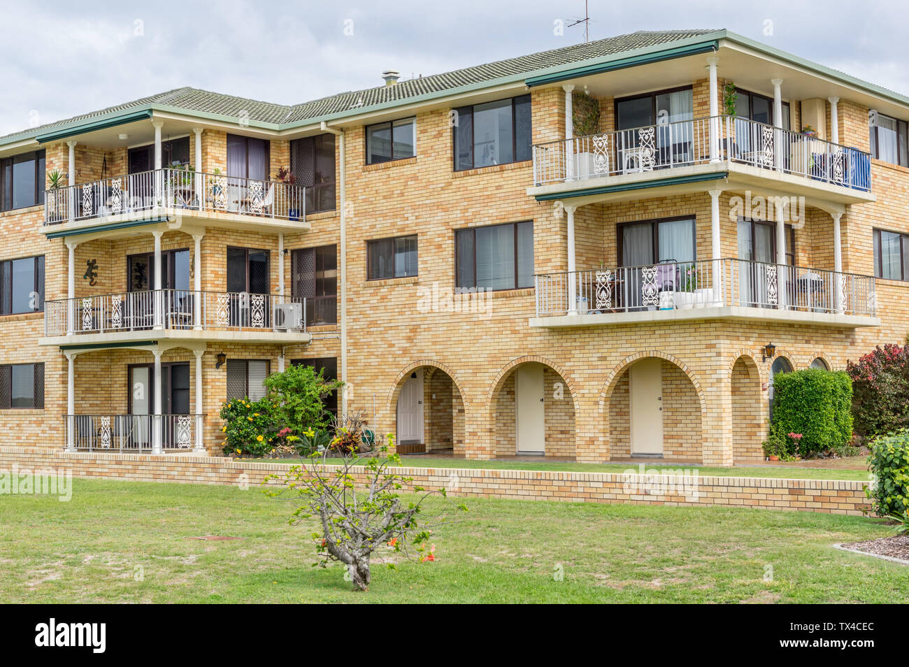 Brick apartment block -Fotos und -Bildmaterial in hoher Auflösung – Alamy