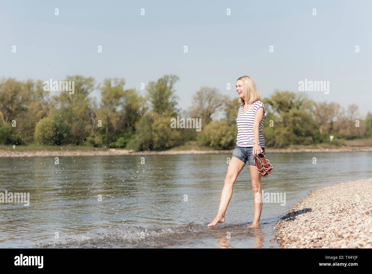 Frau, die im fluss planscht -Fotos und -Bildmaterial in hoher Auflösung ...