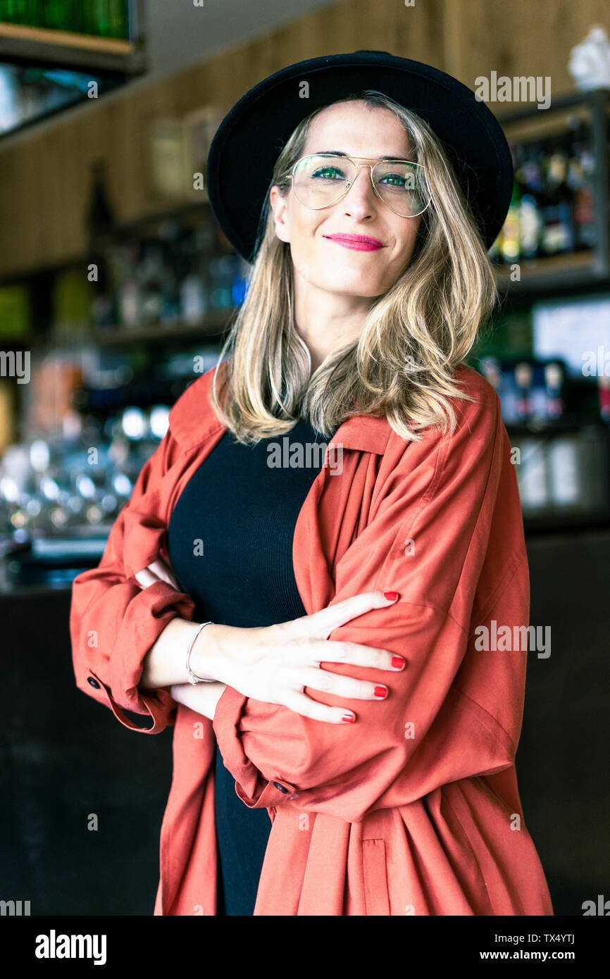 Frau Im Bar Cafe Stockfotos und -bilder Kaufen - Alamy