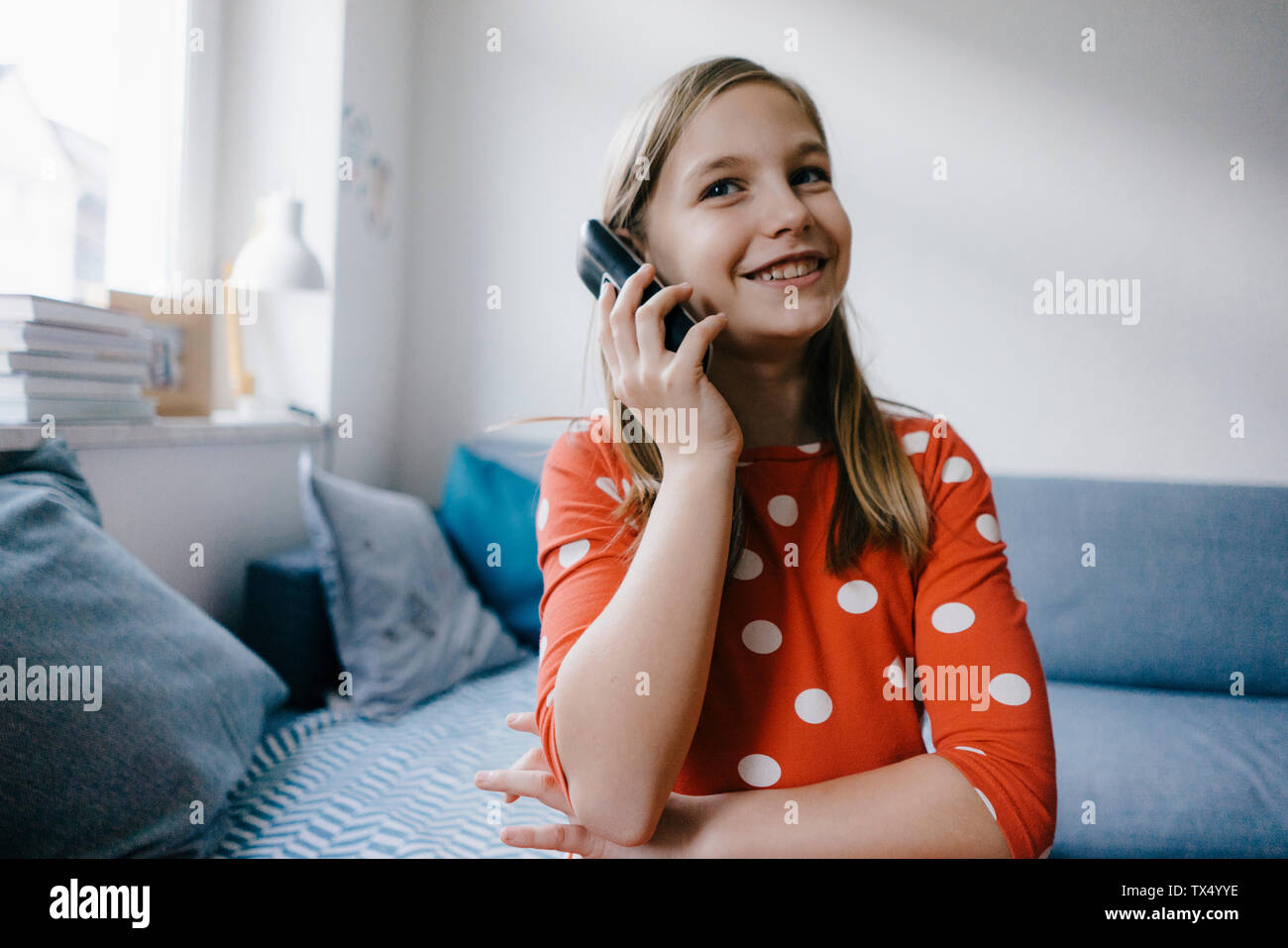 Kind beim telefonieren -Fotos und -Bildmaterial in hoher Auflösung – Alamy