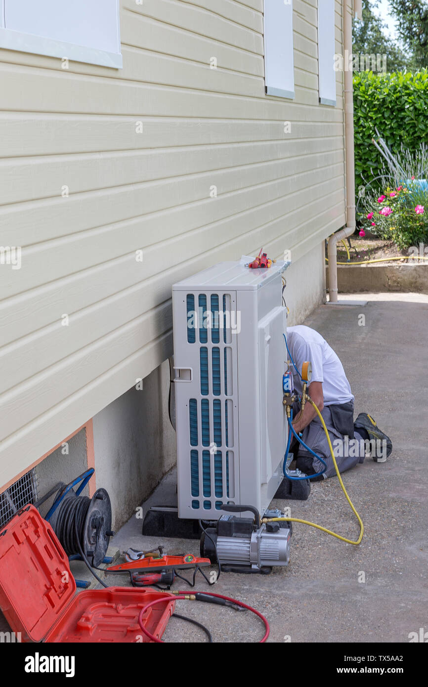 Energieeinsparung. klempner am Werk die Installation einer Wärmepumpe ...