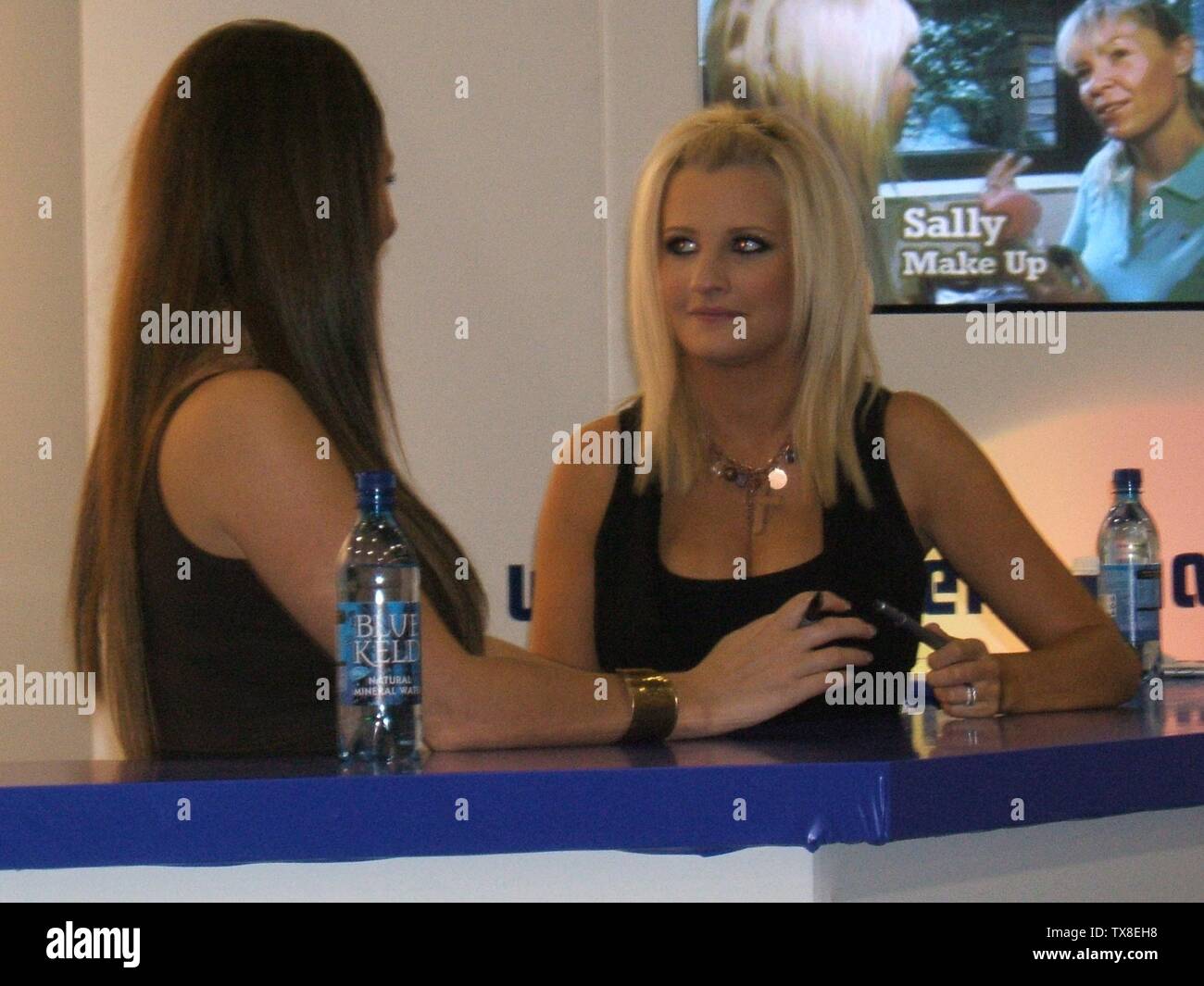 Michelle Marsh und Lucy Pinder Stockfotos und -bilder Kaufen - Alamy