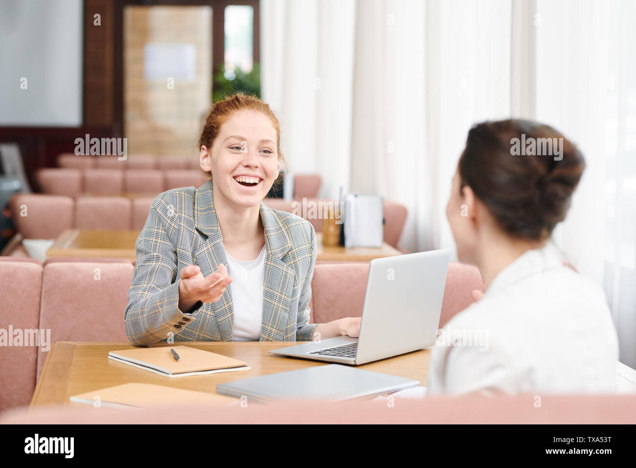 Frauen im café im chat -Fotos und -Bildmaterial in hoher Auflösung – Alamy