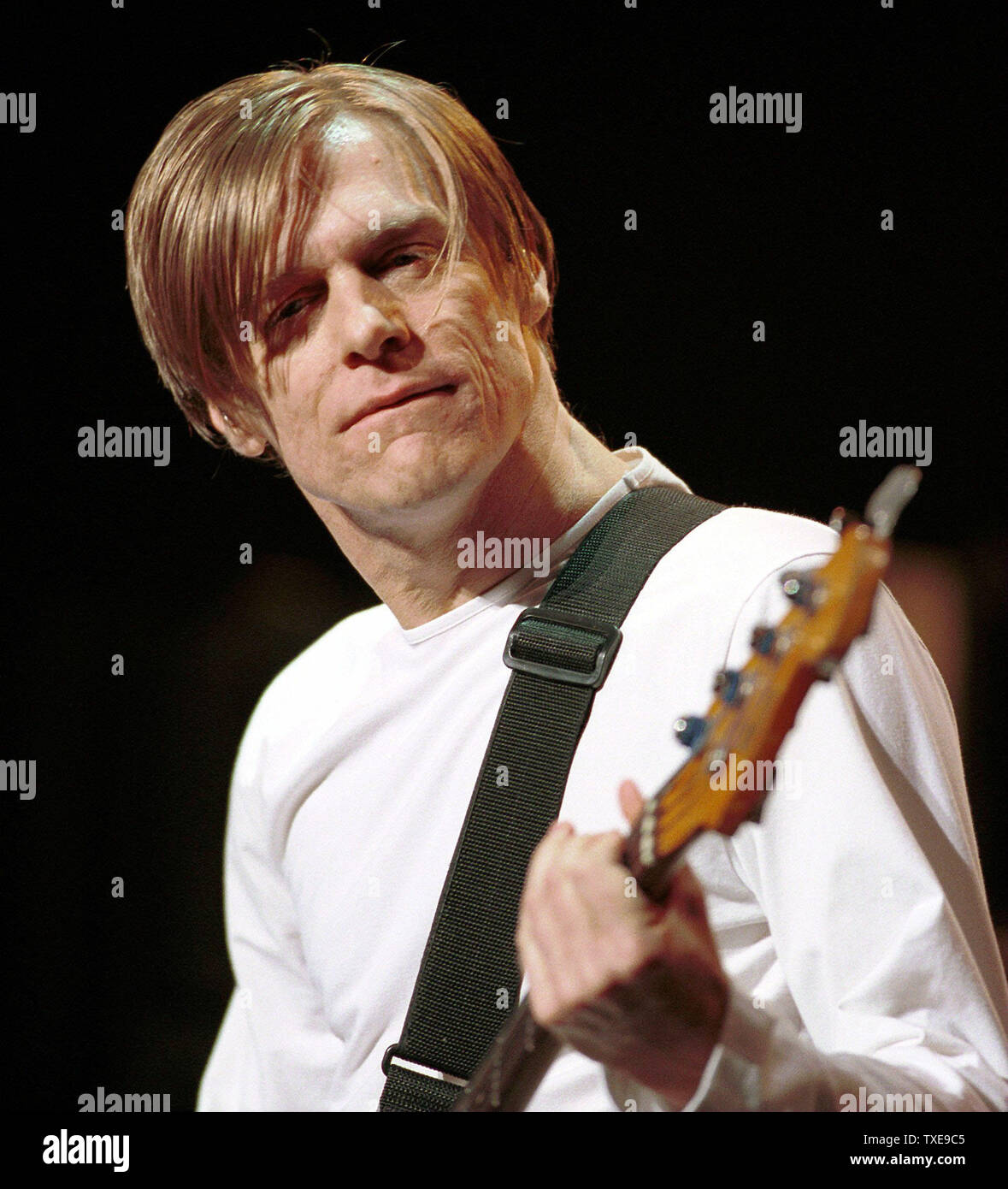 VAN 2000012415 - 24 Januar 2000 - VANCOUVER, BC, Kanada: Bass Gitarre ...