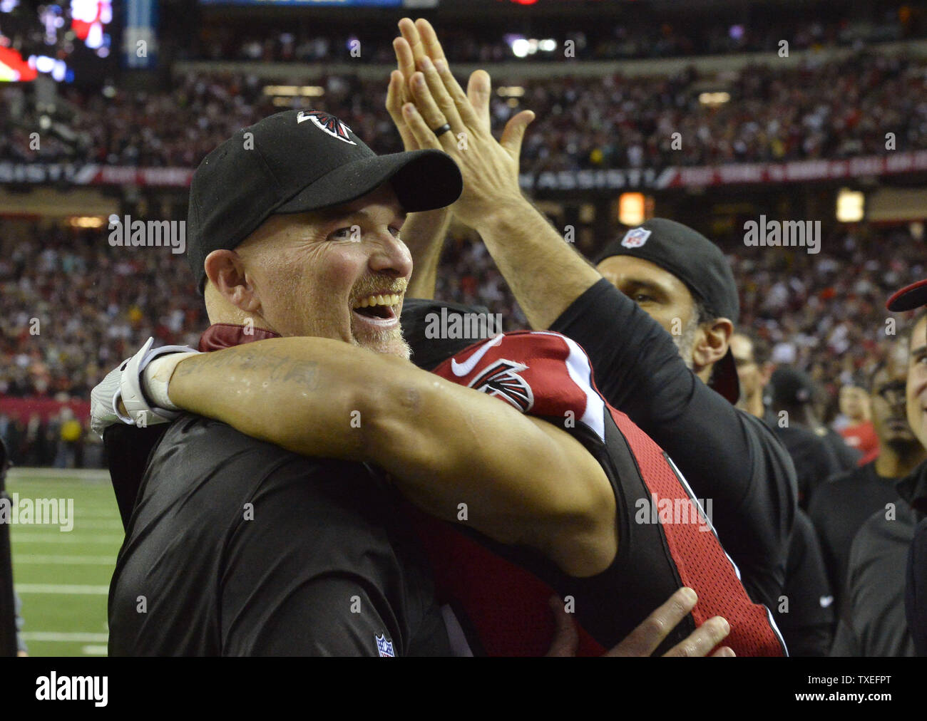 Atlanta Falcons Head Coach Dan Quinn feiert mit Empfänger Eric Weems (L ...