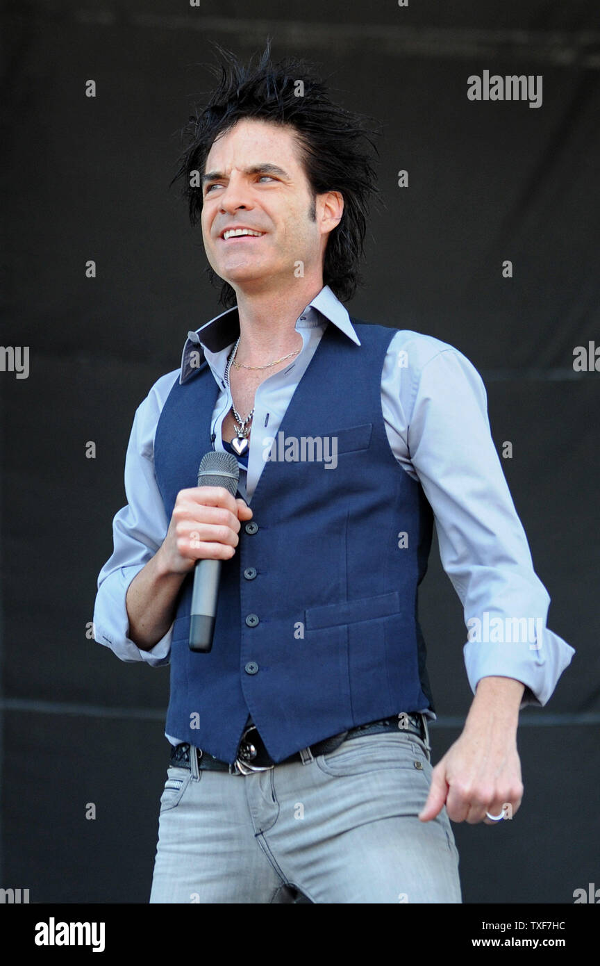 Patrick Monahan, der Sänger von Zug, führt mit seiner Band im Infield ...