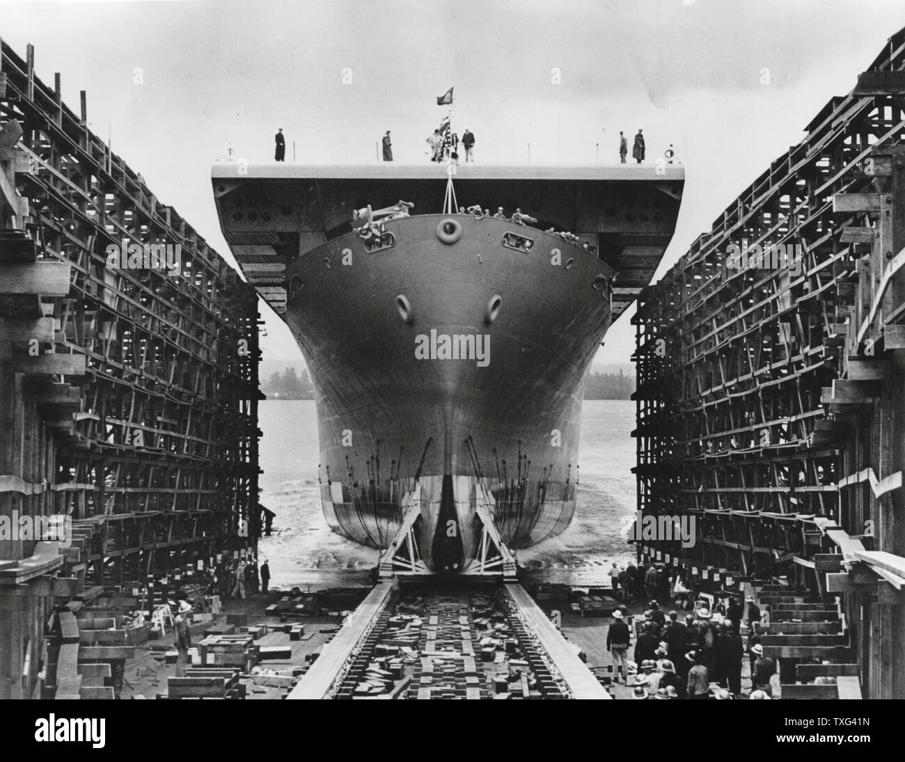 Start der Escort Carrier (Casablanca-Klasse) USS Liscome Bay von der ...