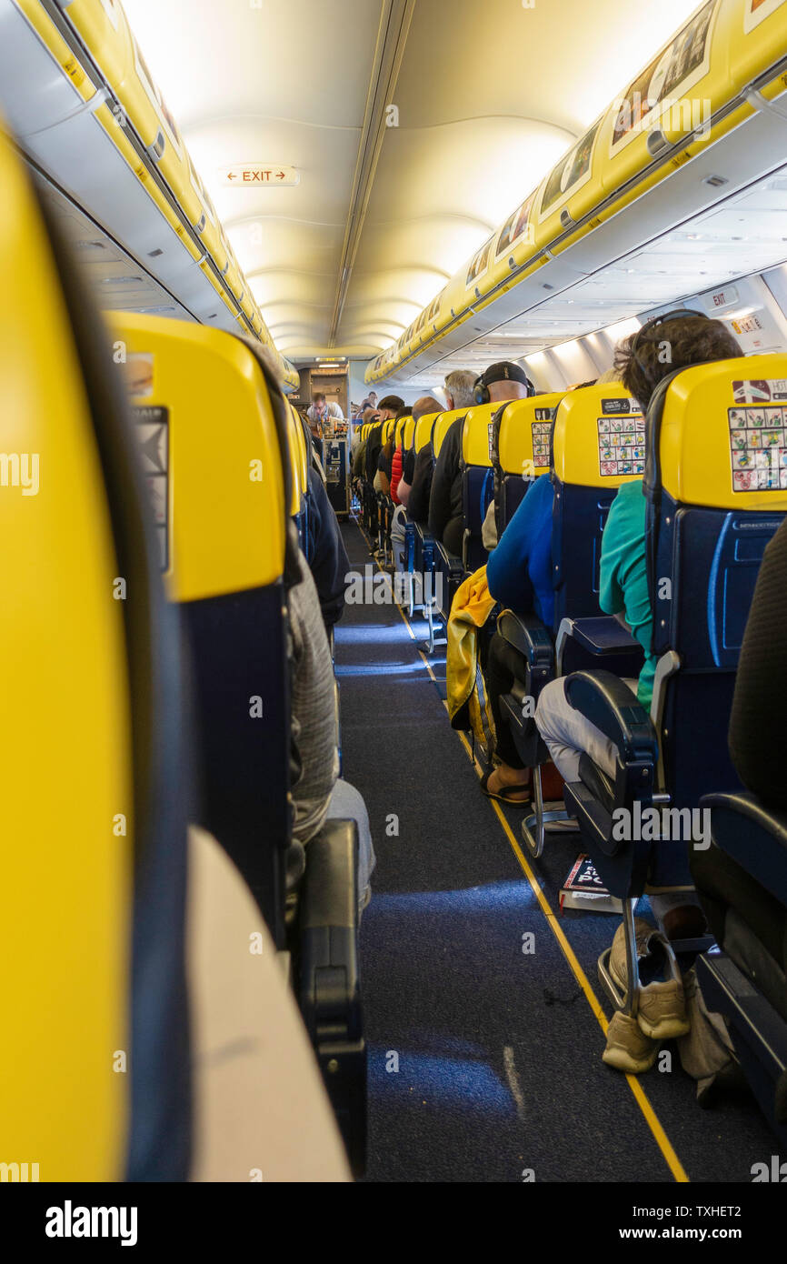 Ryanair cabin -Fotos und -Bildmaterial in hoher Auflösung – Alamy