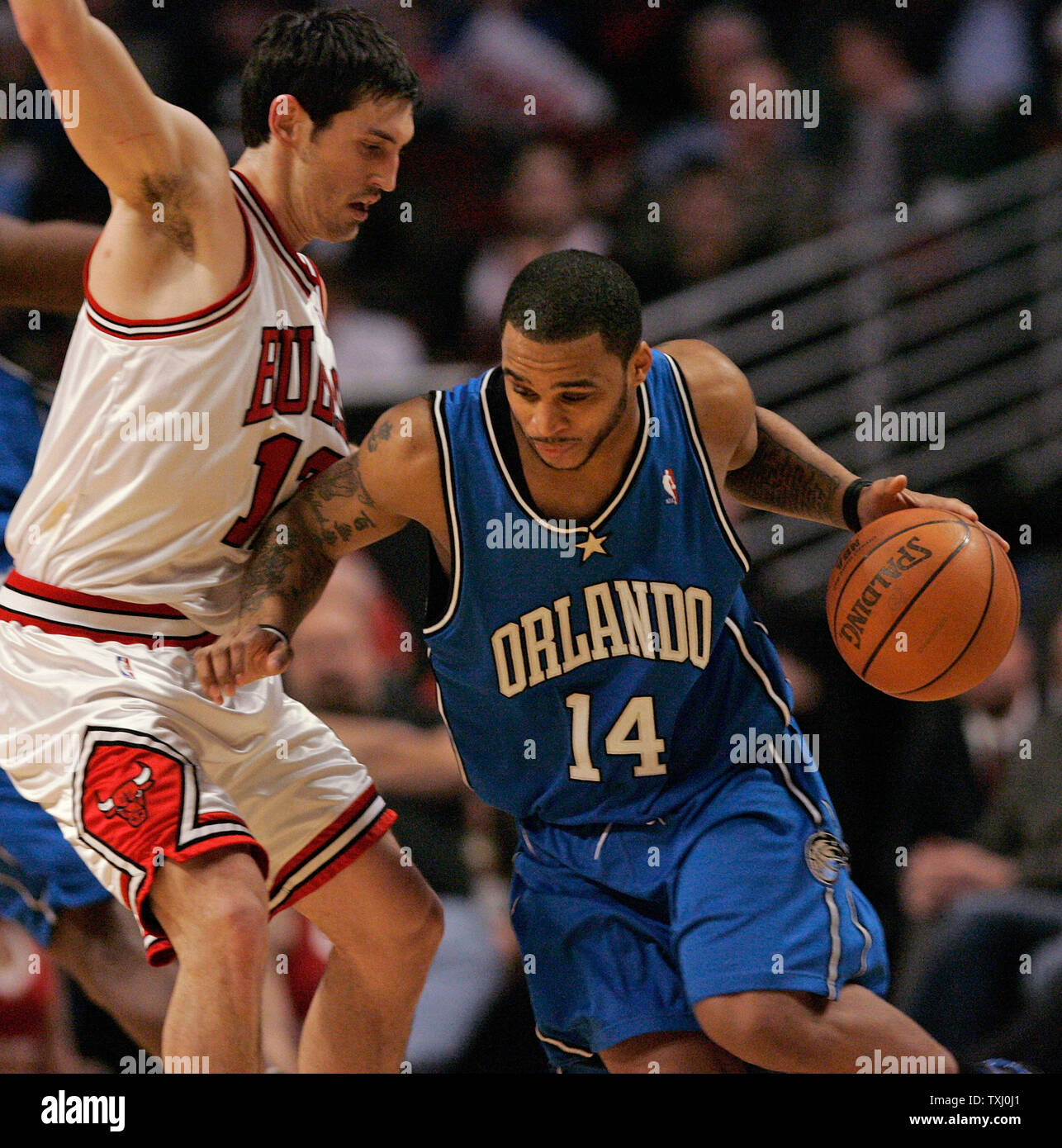 Orlando Magic Jameer Nelson (14) Laufwerke auf Kirk Hinrich Chicago ...