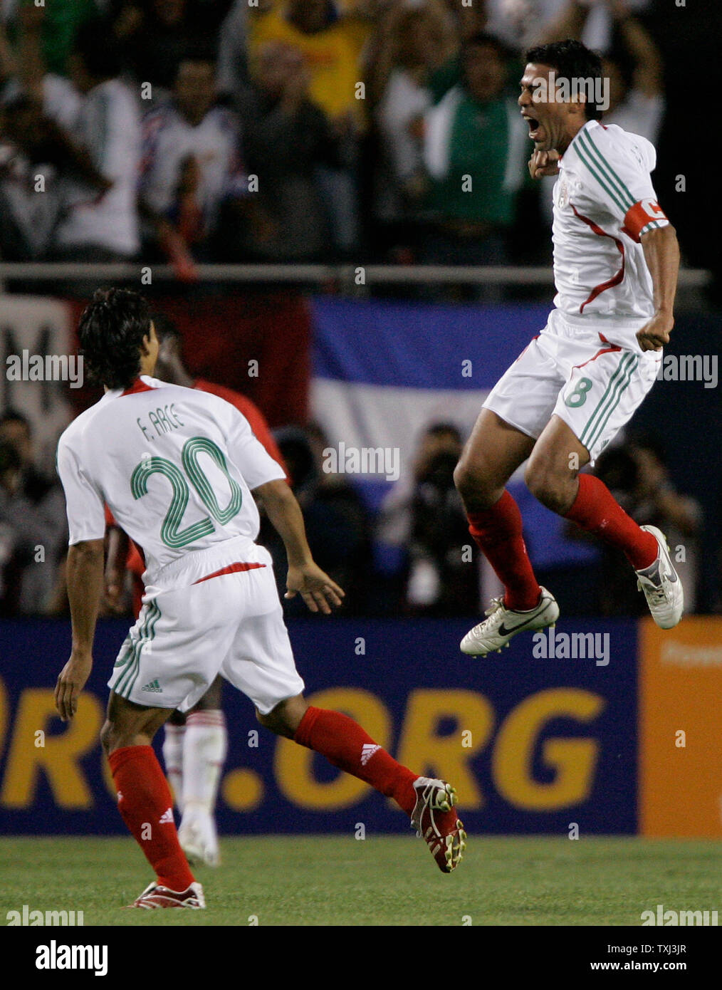 Mexiko Pavel Pardo (R) feiert sein Ziel mit Fernando Arce (20) während ...