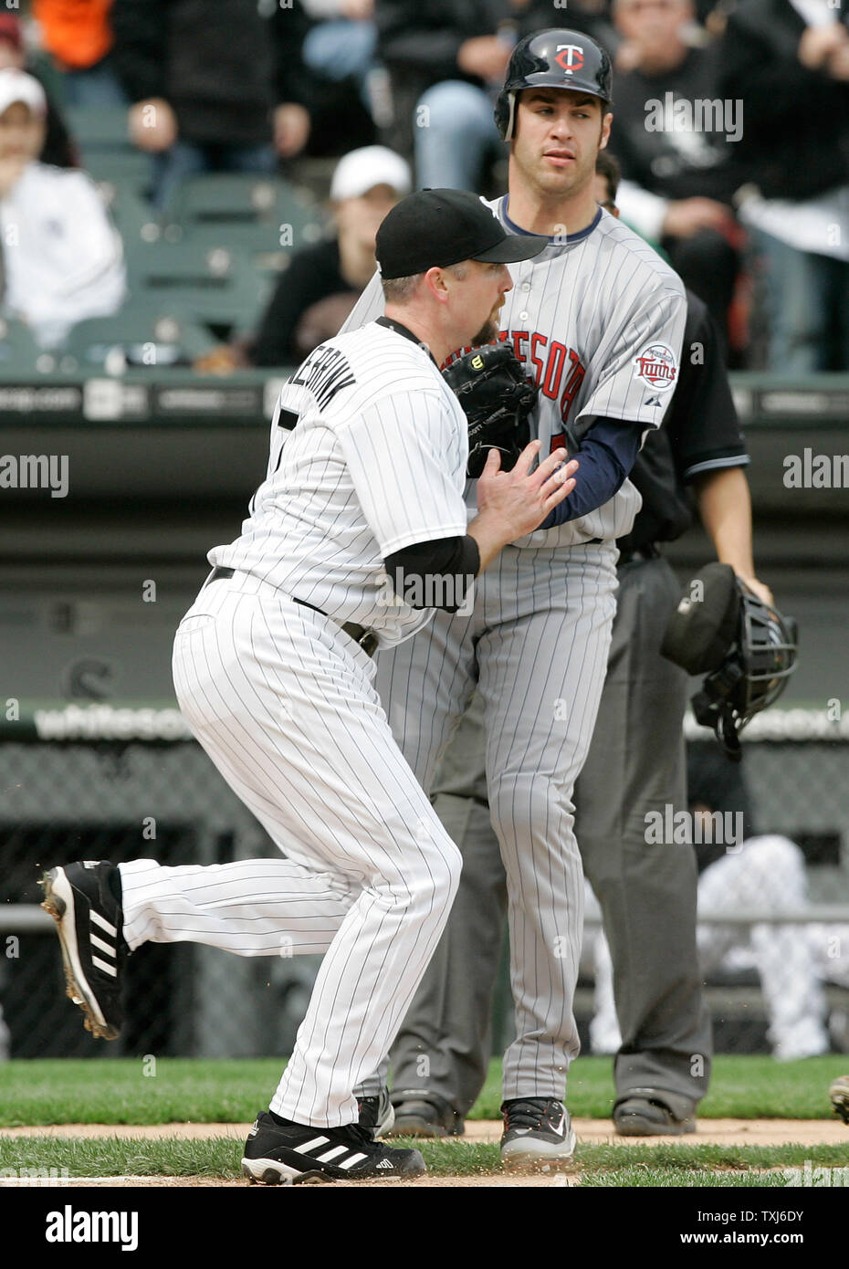 Chicago White Sox Pitcher Scott Linebrink (L) Tags aus Minnesota Twins ...