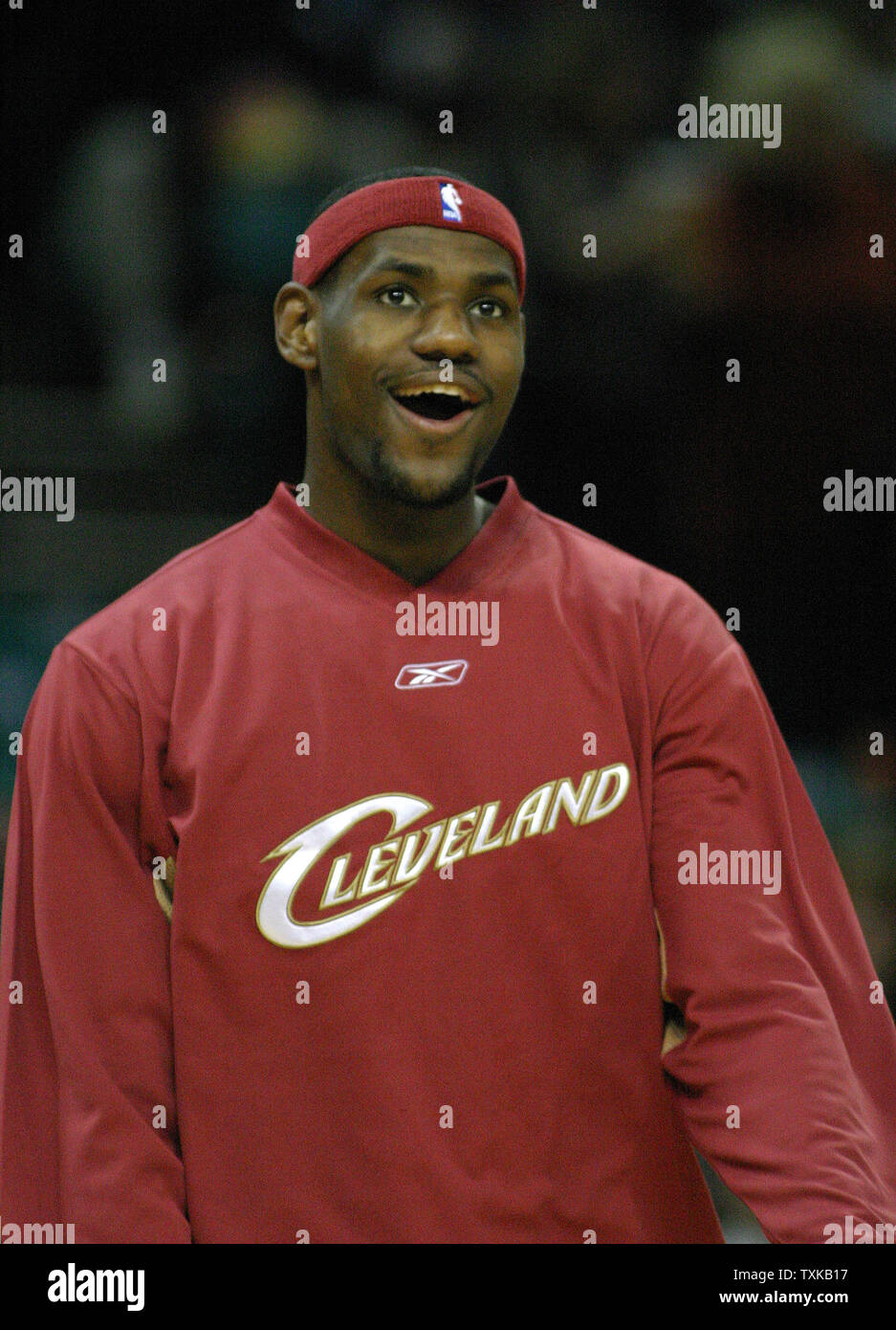 Cleveland Kavaliere vorwärts LeBron James erwärmt sich vor den ...