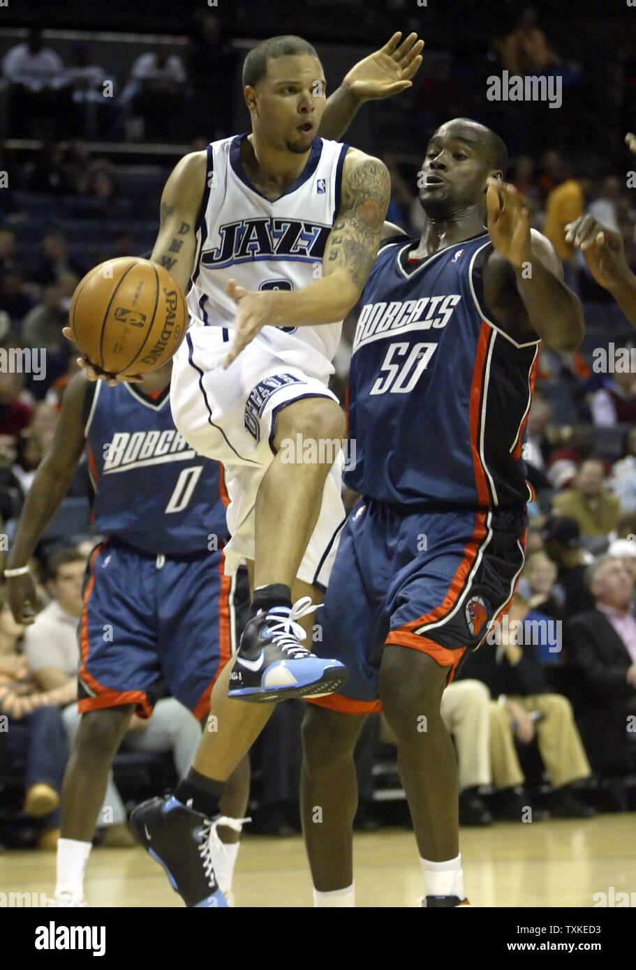 Utah Jazz guard Deron Williams, links, an der Charlotte Bobcats forward Emeka Okafor in der ...