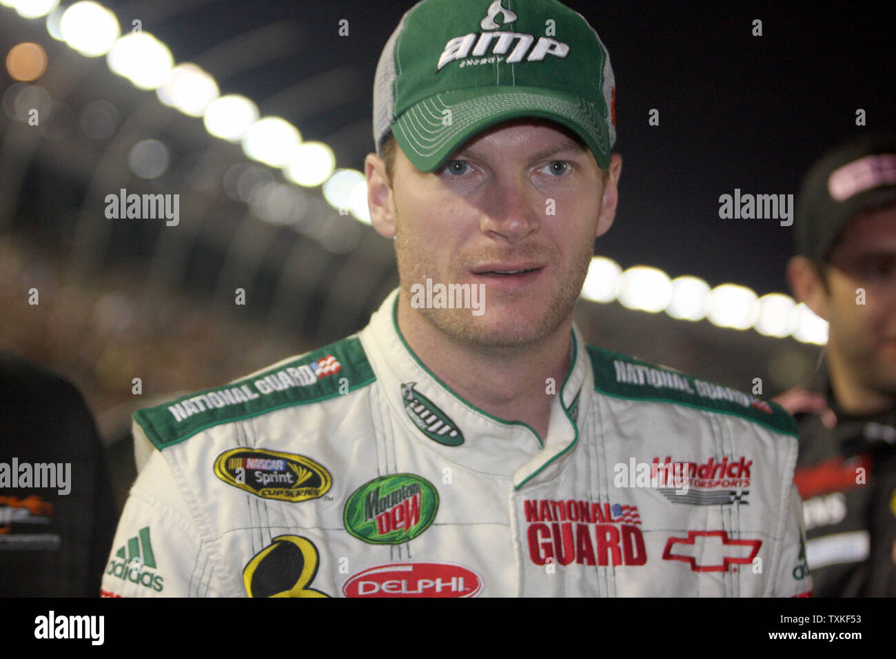 Rennfahrer Dale Earnhardt Jr. geht hinunter das frontstretch während ...