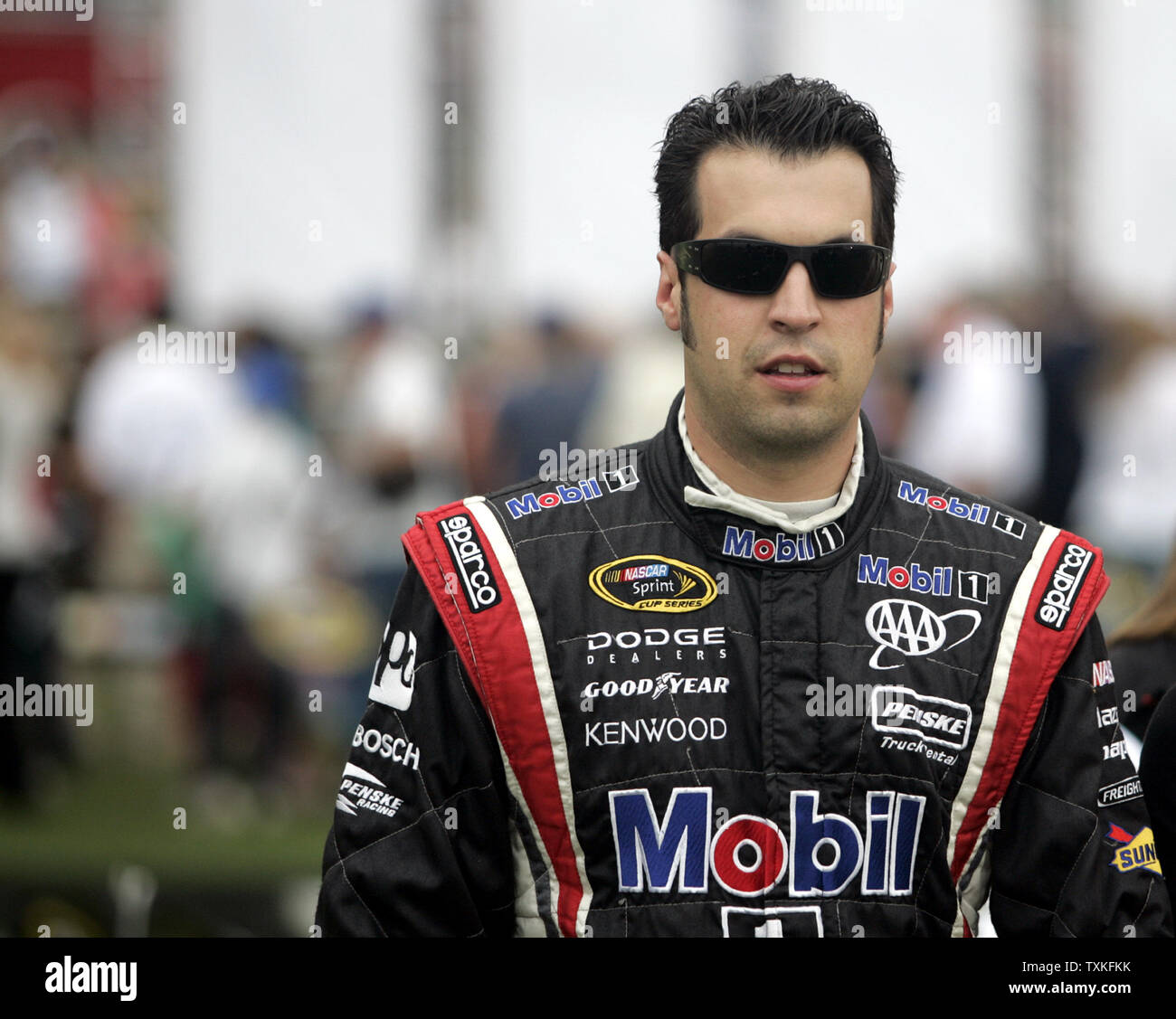 Rennfahrer SAM Hornish jr geht hinunter Grube Straße vor der NASCAR ...