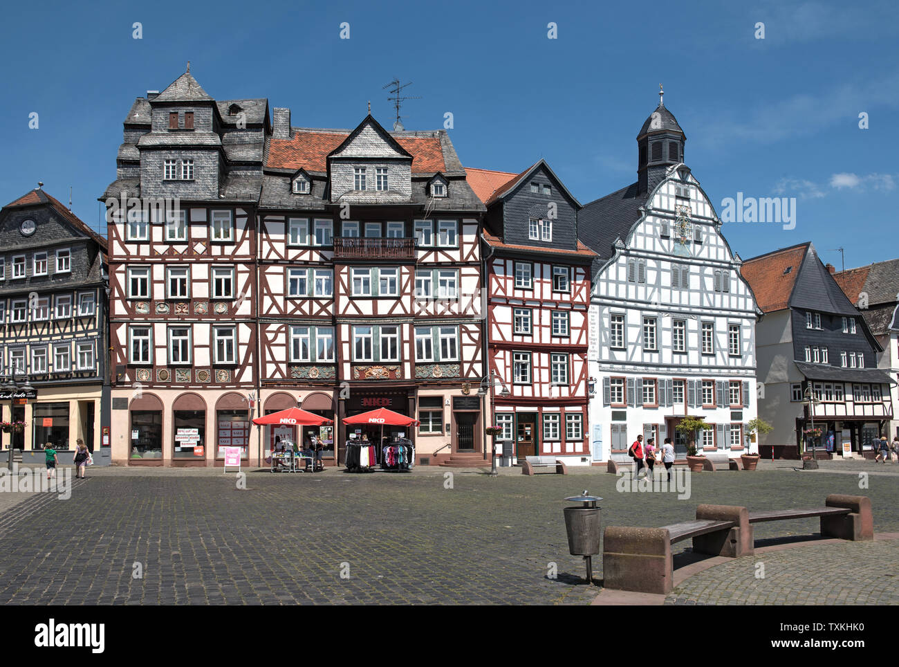 Die Menschen auf dem Marktplatz in der Altstadt von Butzbach ...