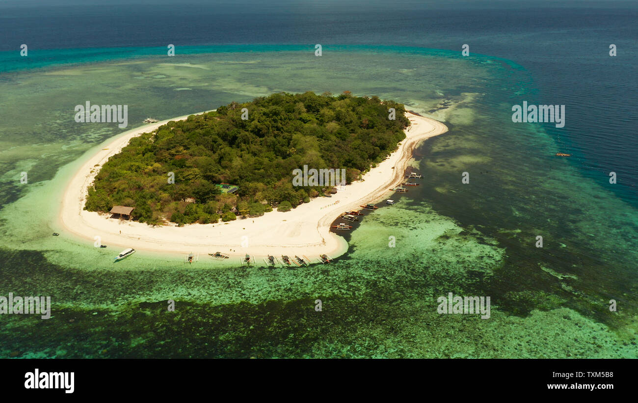 Tropische Insel und Sandstrand von Atoll Coral Reef und dem blauen Meer ...
