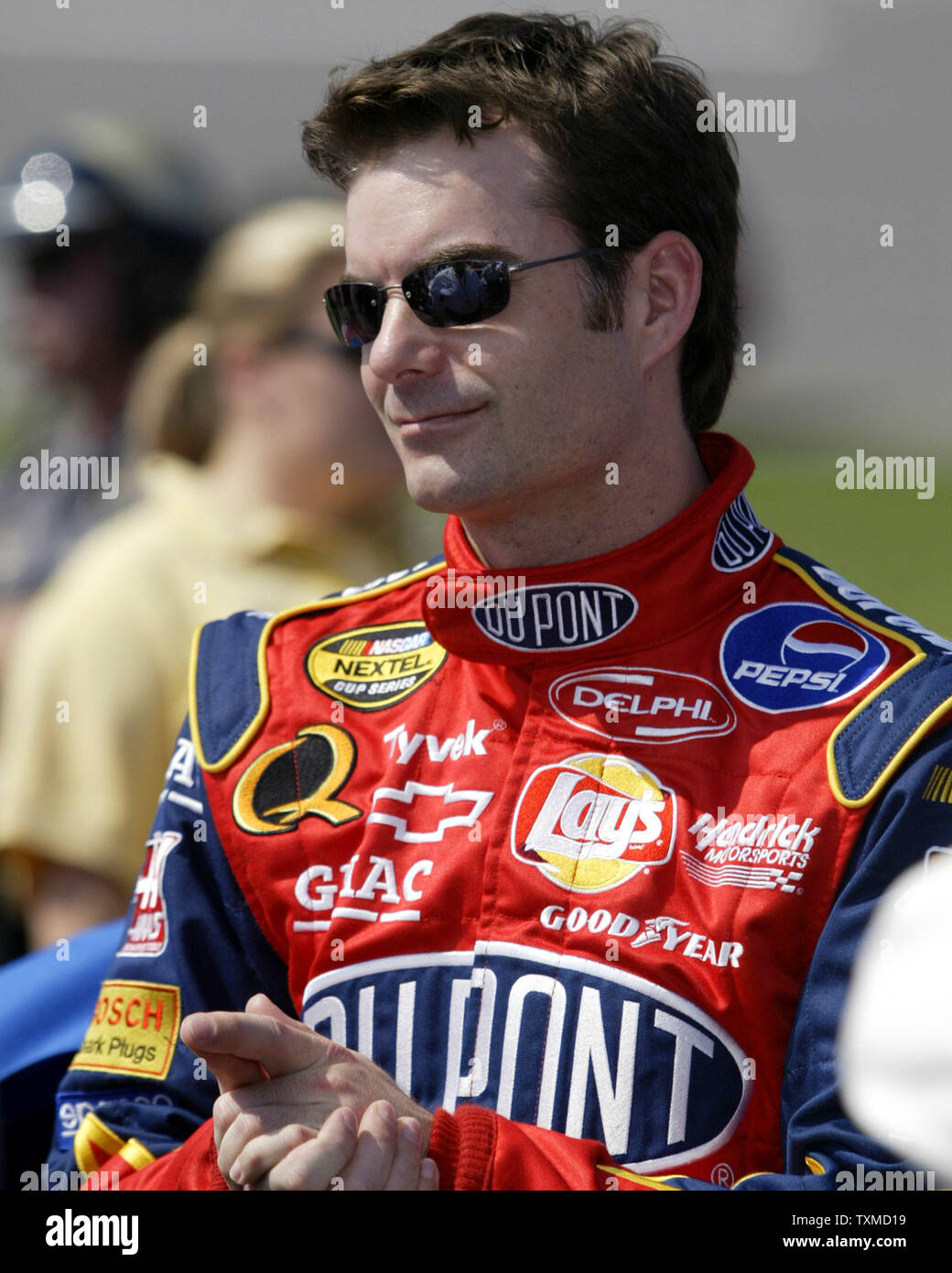 Jeff Gordon hört die Nationalhymne vor Beginn der NASCAR Gatorade Duell ...