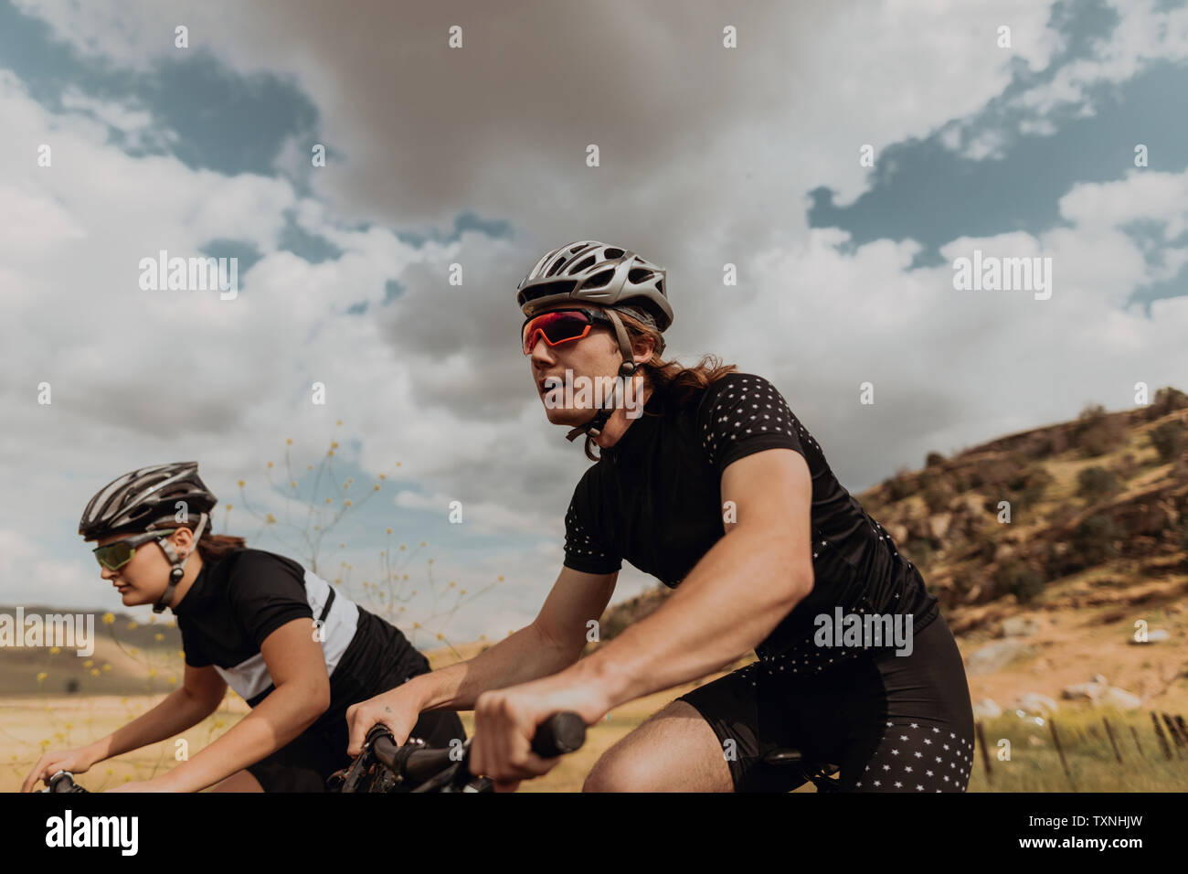 Radfahren paar -Fotos und -Bildmaterial in hoher Auflösung – Alamy