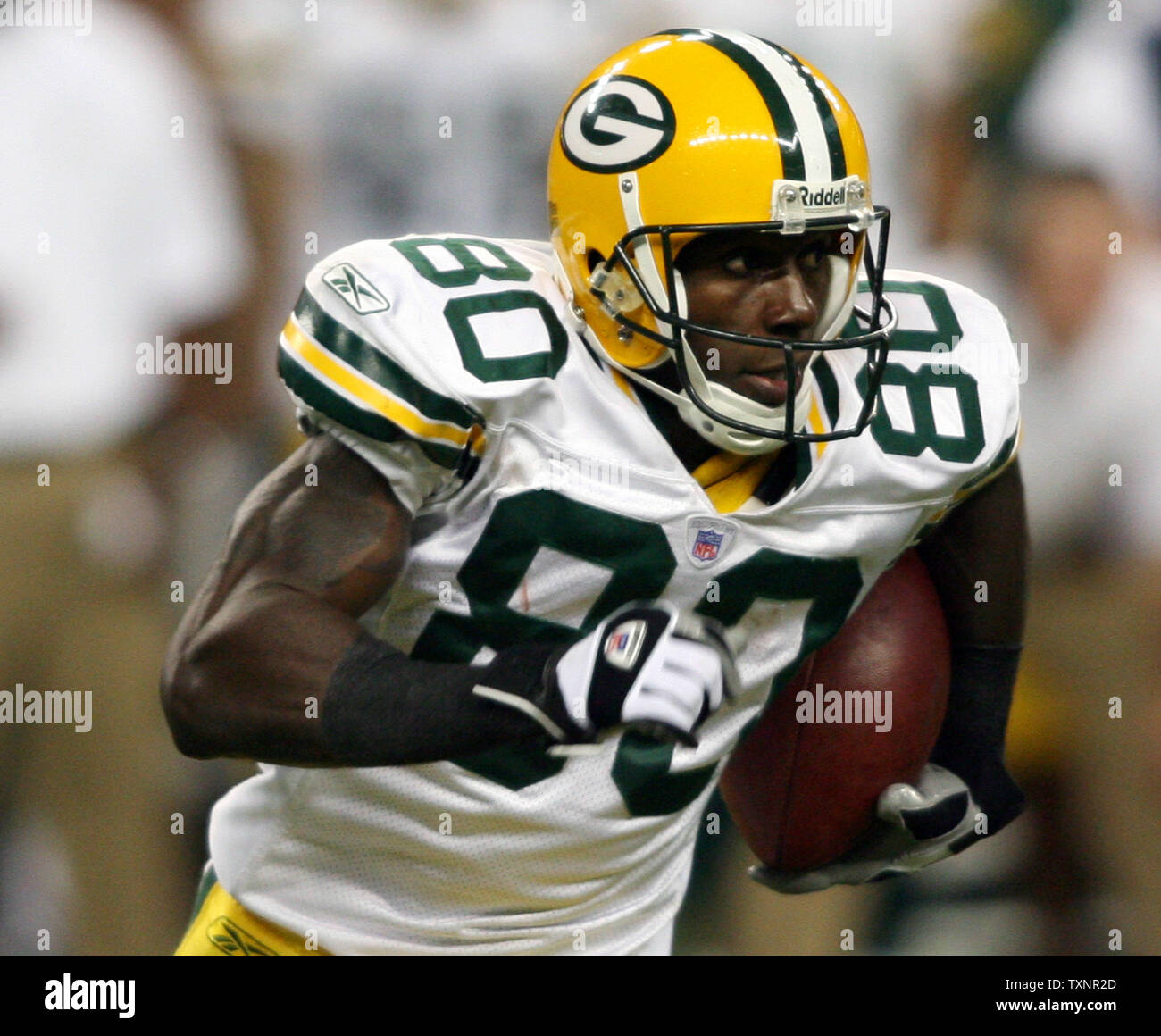 Green Bay Packers wide receiver Donald Treiber (80) Trägt die Kugel auf ...