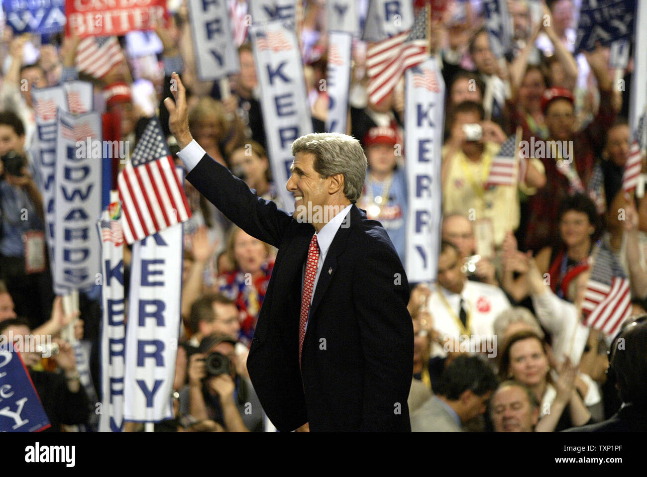 Demokratische Präsidentschaftskandidat John Kerry Wellen zu Anhänger ...