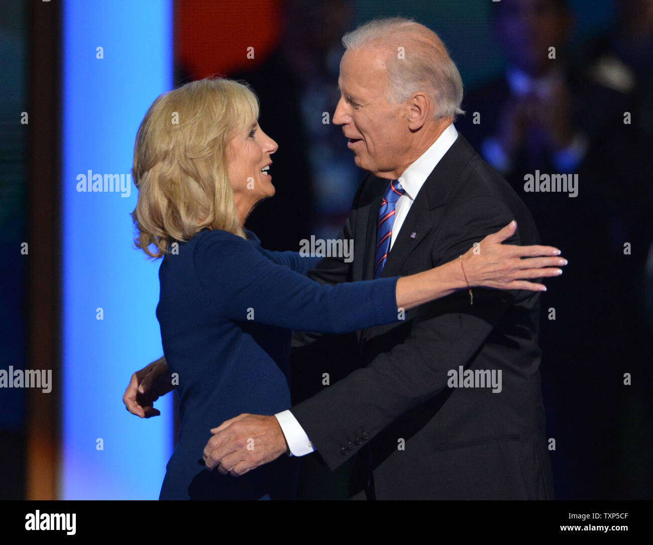 Vizepräsident Joe Biden umarmt Frau Dr. Jill Biden nach dem Gespräch ...