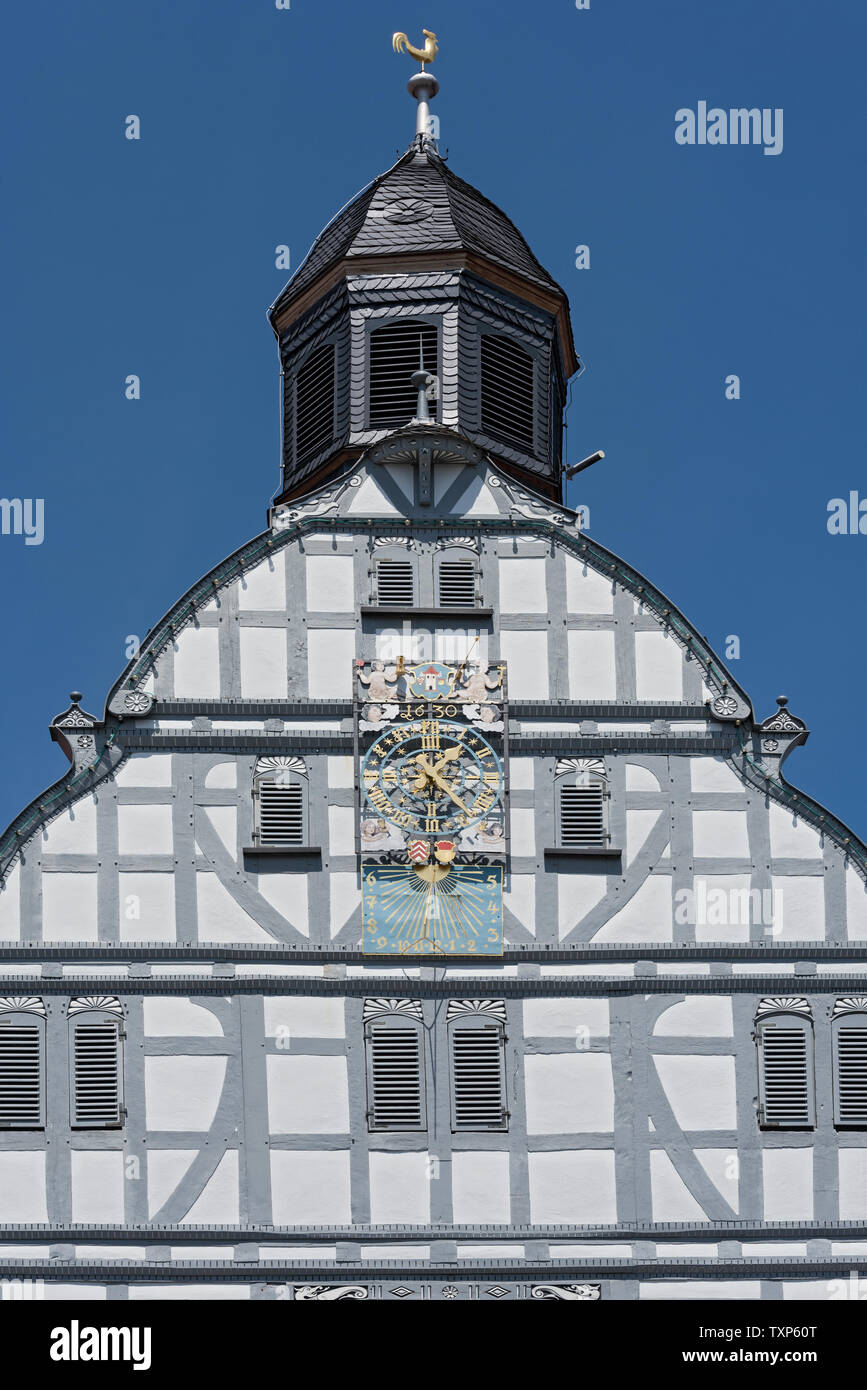 Das historische Rathaus am Marktplatz in der Altstadt von Butzbach ...