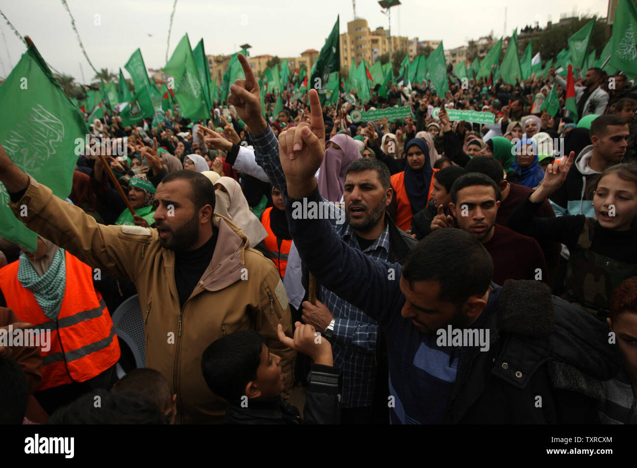 Unterstützer der Hamas halten Nationale Fahnen und Flaggen der Hamas ...