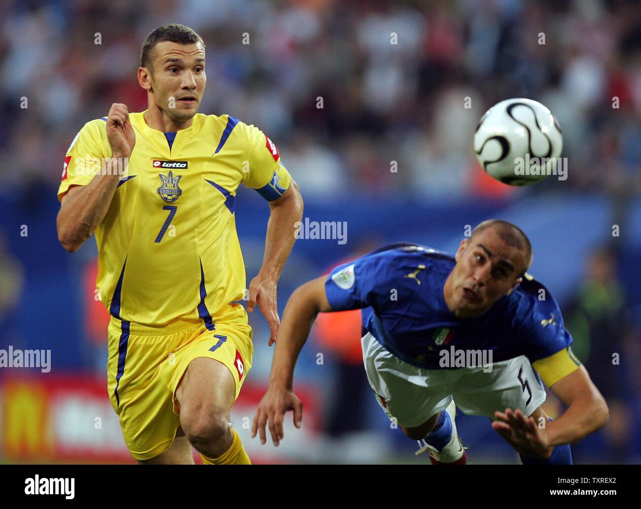 Italien Fabio Cannavaro und der Ukraine Andriy Shevchenko (7) Der Ball ...