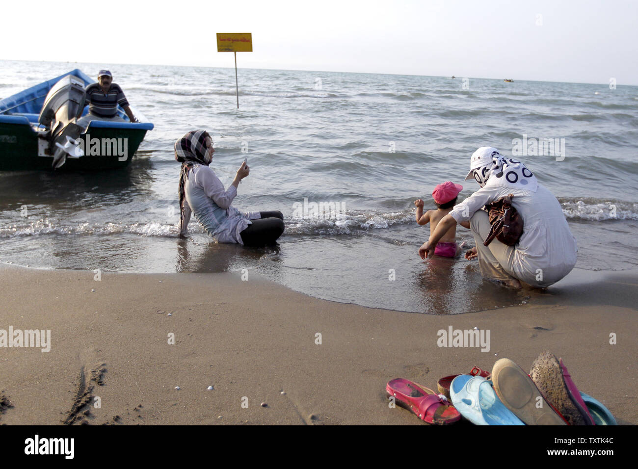 Muslimische frauen im iran am strand -Fotos und -Bildmaterial in hoher ...
