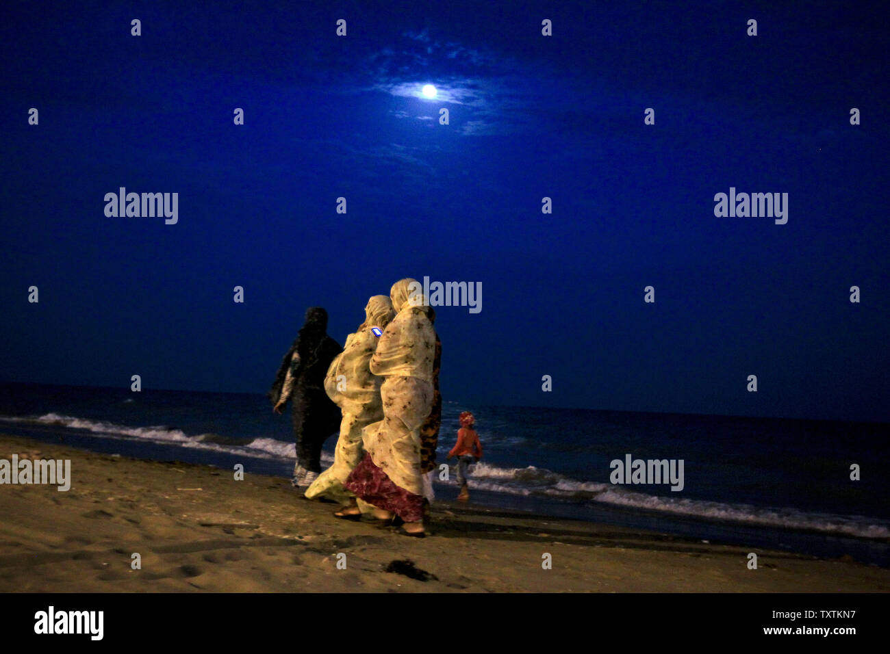 Muslimische frauen im iran am strand -Fotos und -Bildmaterial in hoher ...