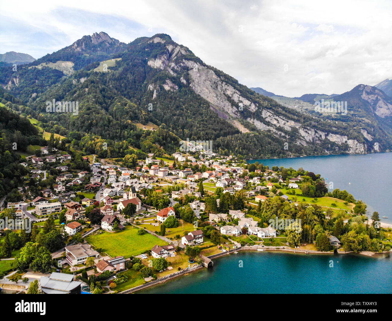 Luftaufnahme auf Walensee (Walensee) in Weesen, in der Nähe verläuft ...