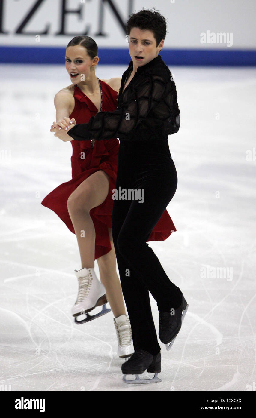 Kanadische eis Tanzer Tessa Virtue und Scott Moir fuhren ihre freien Tanz vor einer Heimatstadtmasse bei den Junioren Meisterschaften in Kitchener Kanada am 4. Marz 2005. Tugend 15 und Moir 17 beide