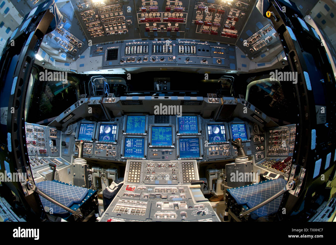 Flight deck cockpit space shuttle -Fotos und -Bildmaterial in hoher ...