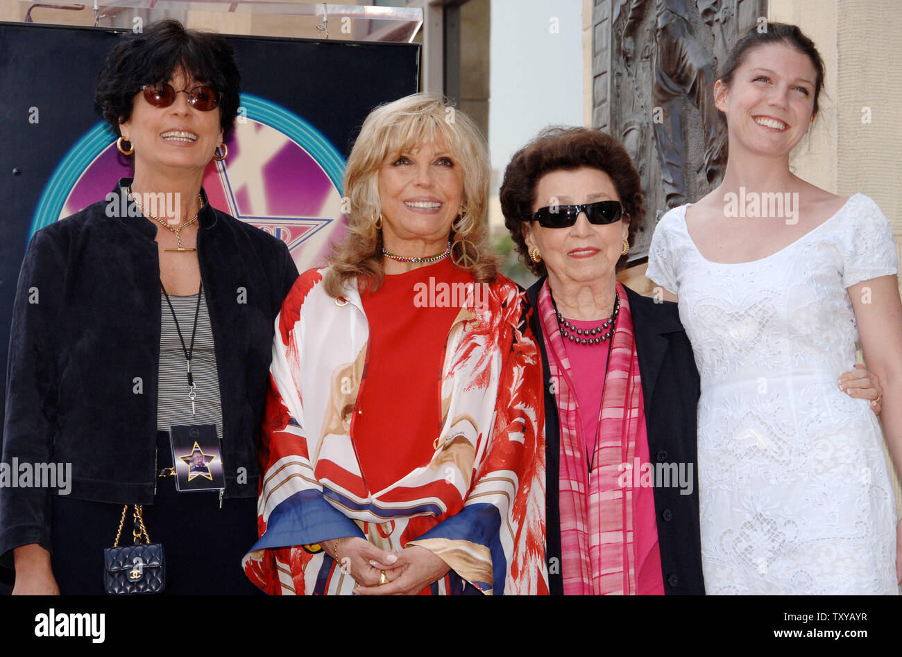 Mutter nancy sinatra tochter aj lambert -Fotos und -Bildmaterial in ...