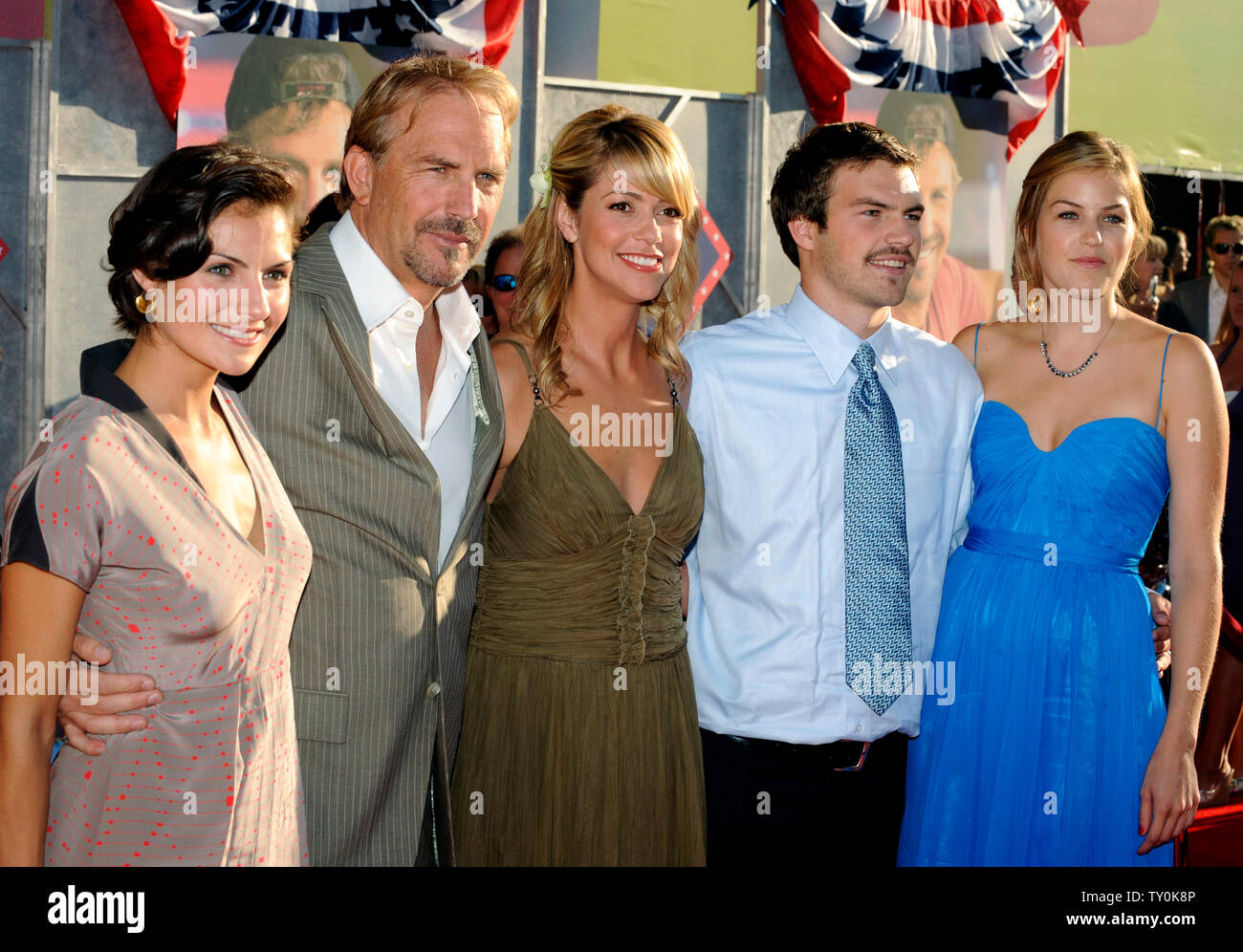 Kevin Costner (2-L), die in der motion picture Komödie Flügel stimmen ...