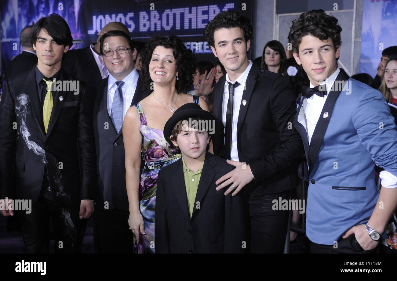 Kevin jonas and frankie jonas -Fotos und -Bildmaterial in hoher ...