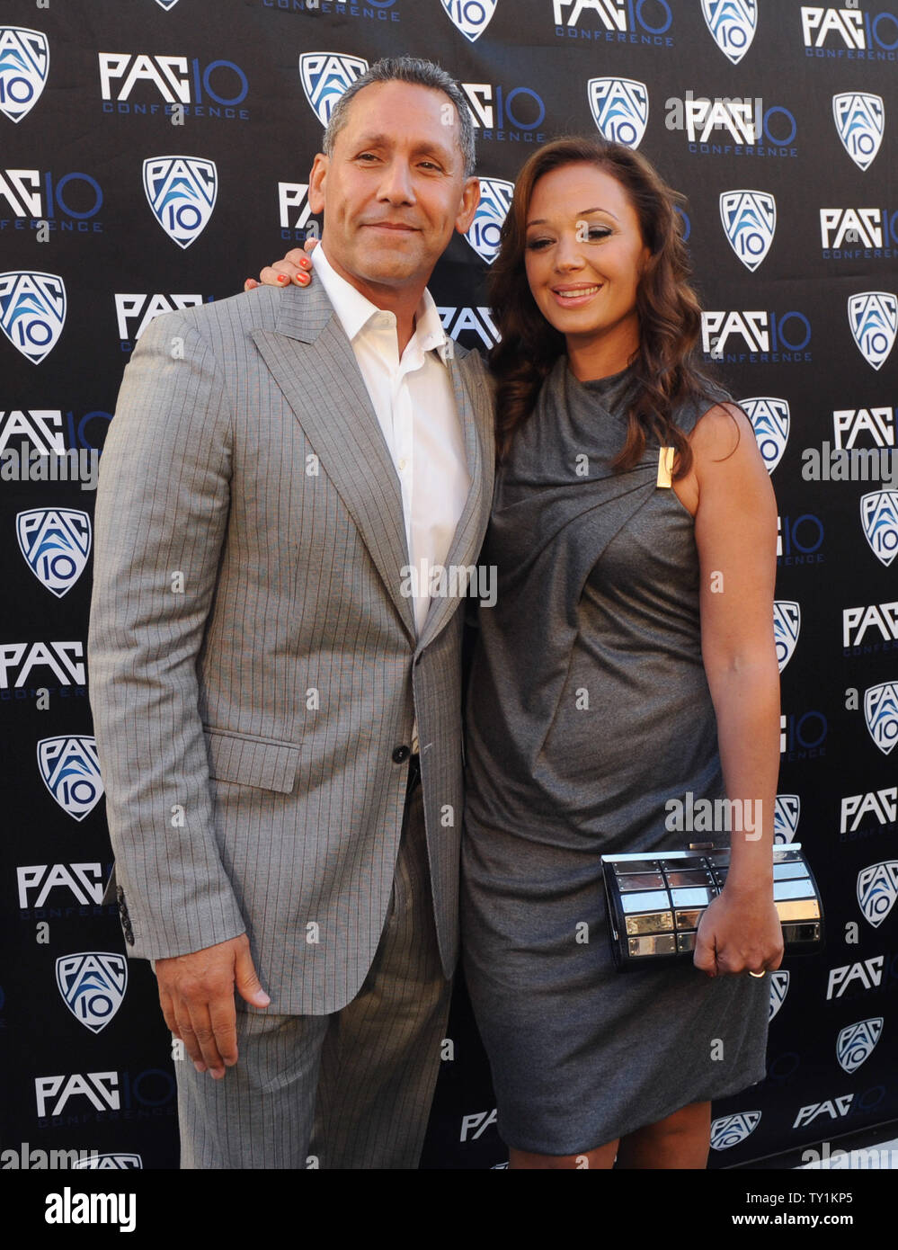 Leah remini und ehemann -Fotos und -Bildmaterial in hoher Auflösung – Alamy