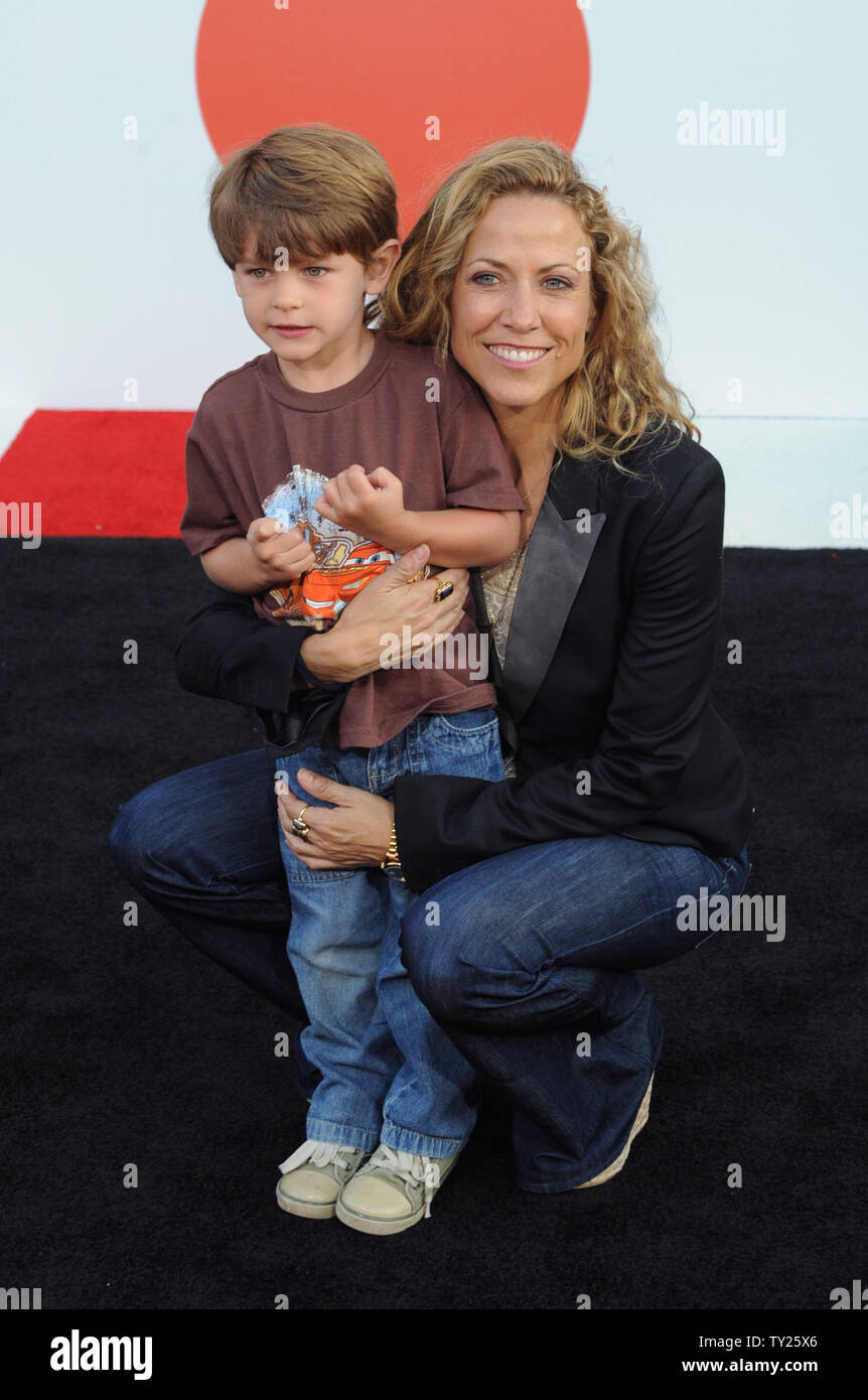 Sängerin Sheryl Crow und ihr Sohn Wyatt Besuchen die Premiere der ...