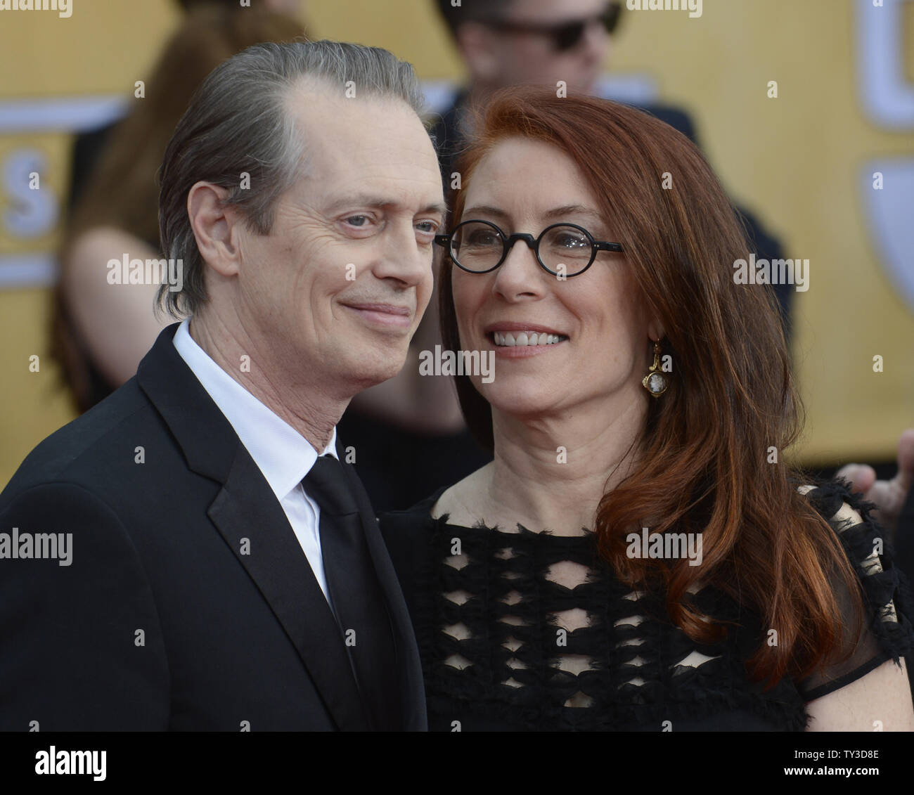 Schauspieler Steve Buscemi (L) und Jo Andres kommen für die 19 ...
