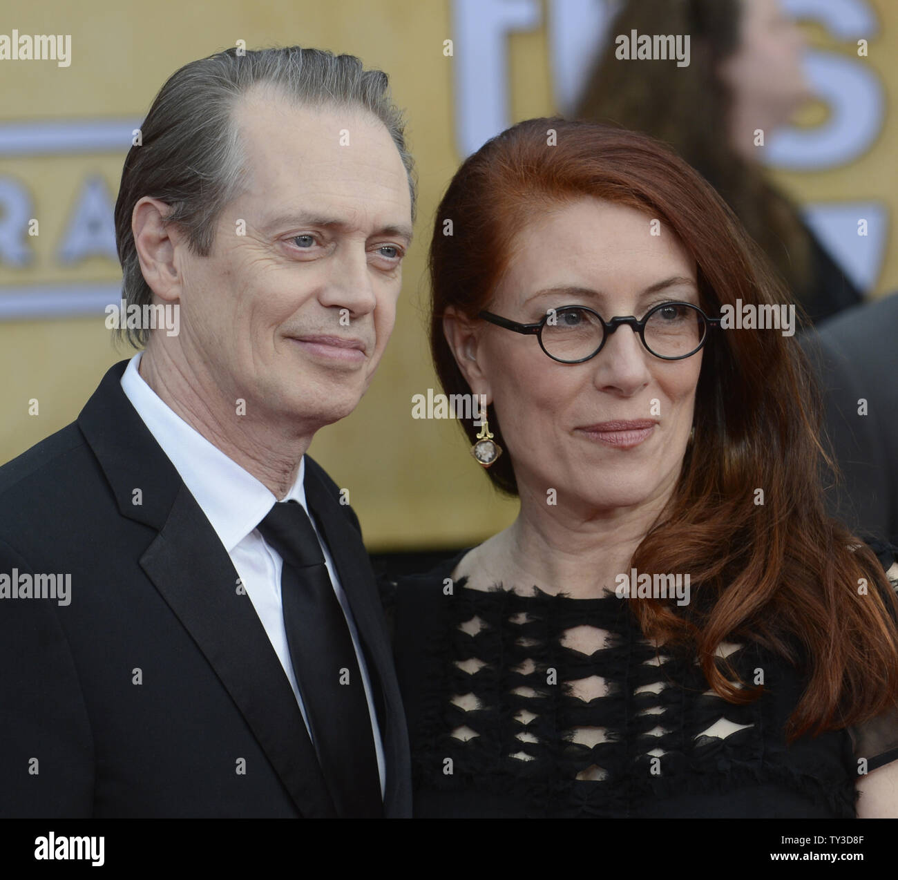 Schauspieler Steve Buscemi (L) und Jo Andres kommen für die 19 ...