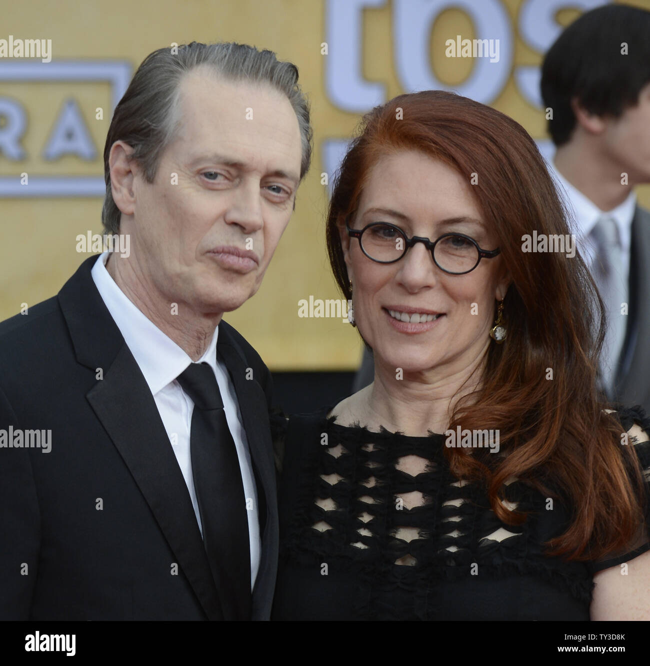 Schauspieler Steve Buscemi (L) und Jo Andres kommen für die 19 ...