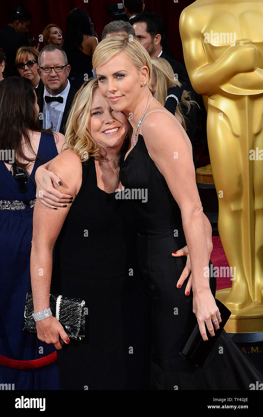 Schauspielerin Charlize Theron (R) und ihre Mutter Gerda Maritz ...