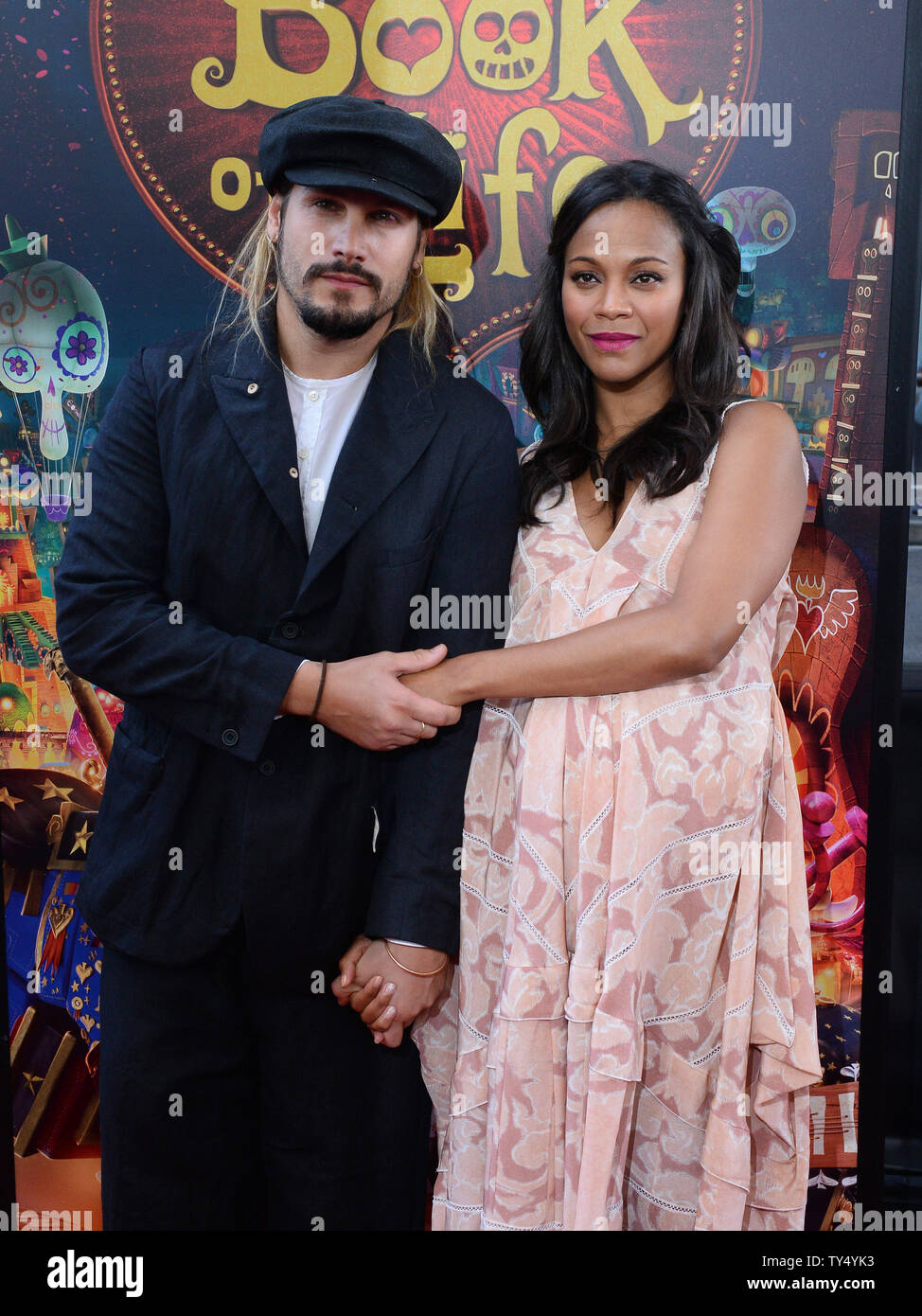 Warf Mitglied Zoe Saldana, die Stimme von Maria und ihrem Ehemann, dem ...